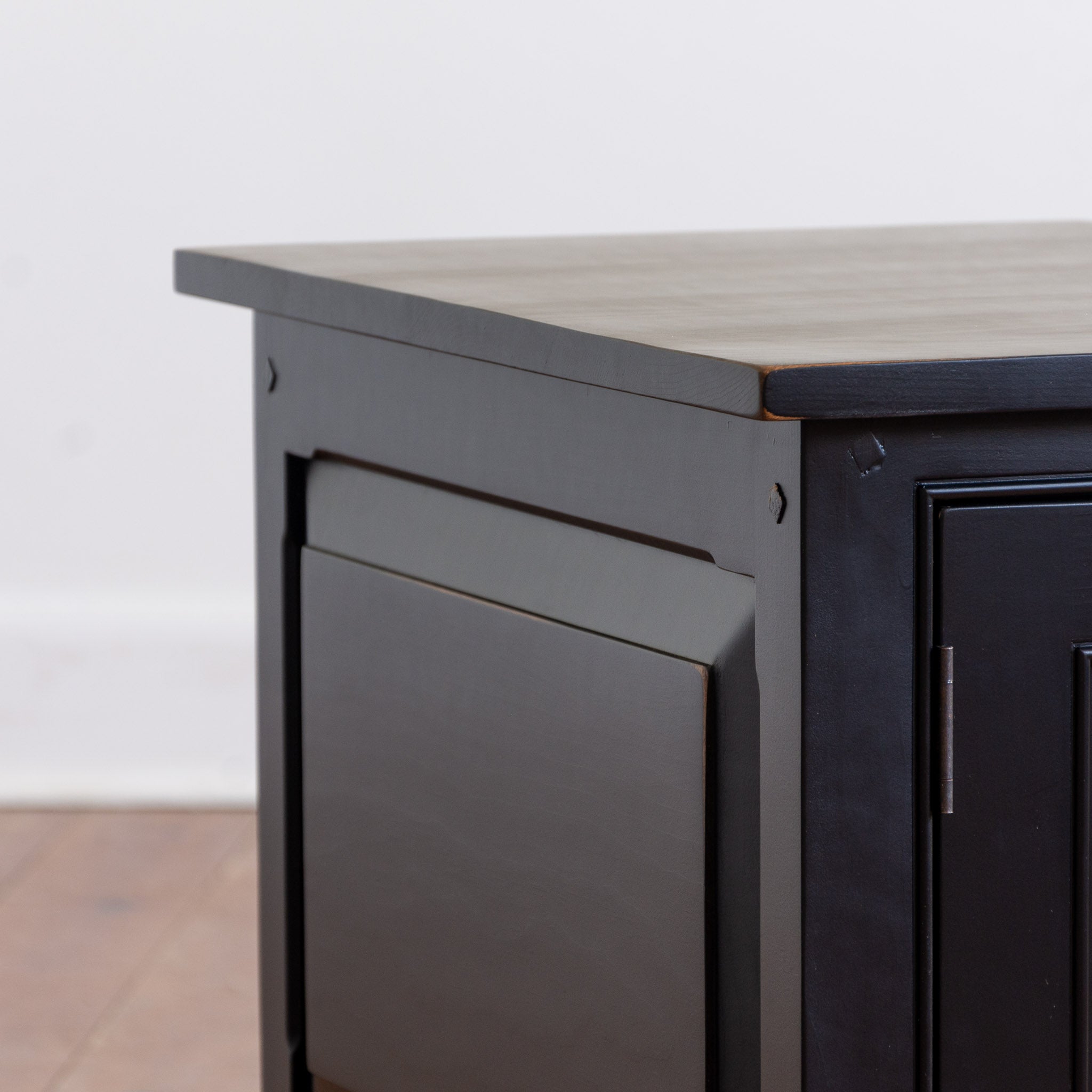 Stanley Side Table in Black – The Emporium